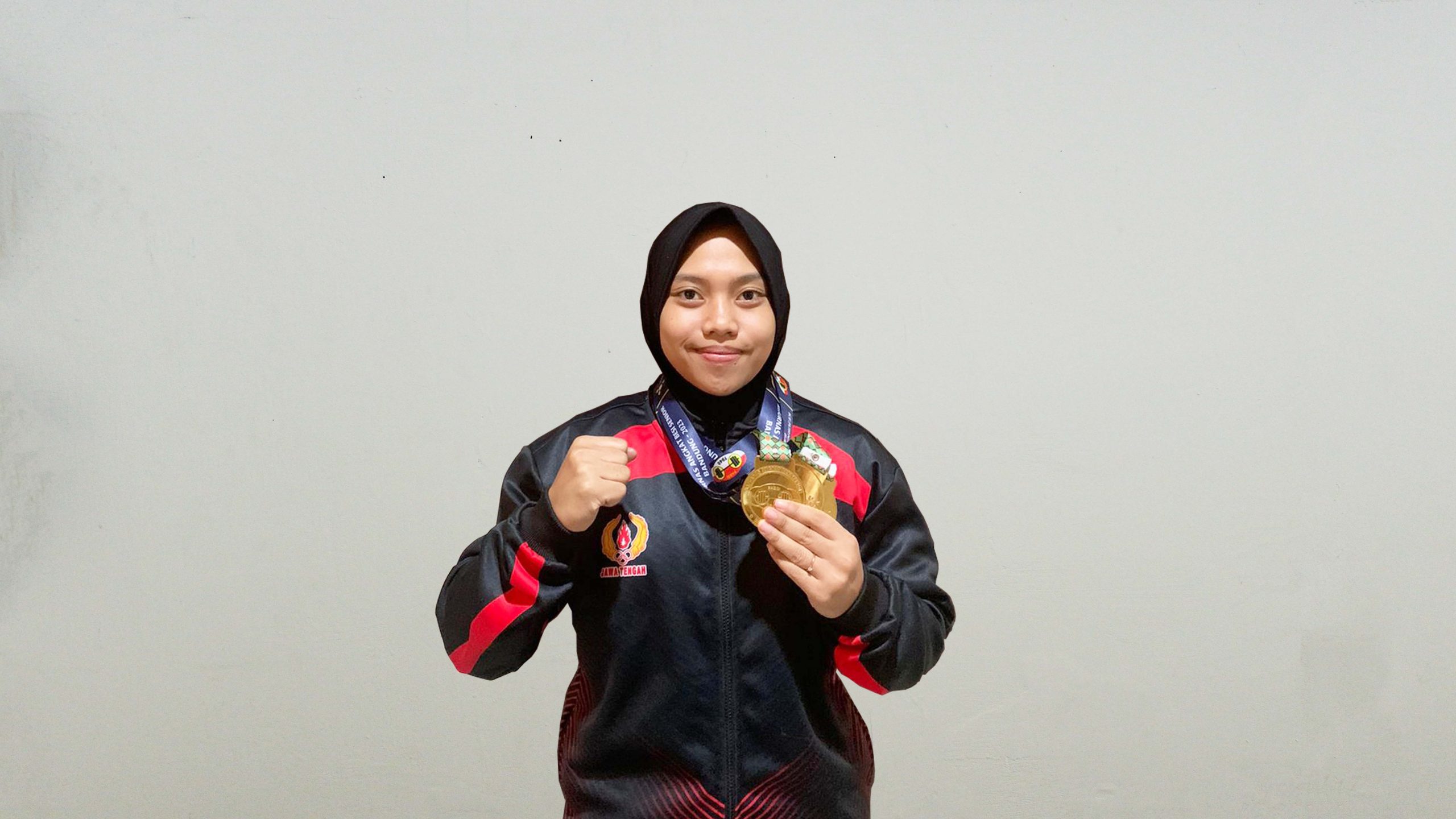 MAHASISWA FEB UDINUS, NAFIS BERHASIL: SABET TIGA MEDALI EMAS DI KEJURNAS ANGKAT BESI 2023