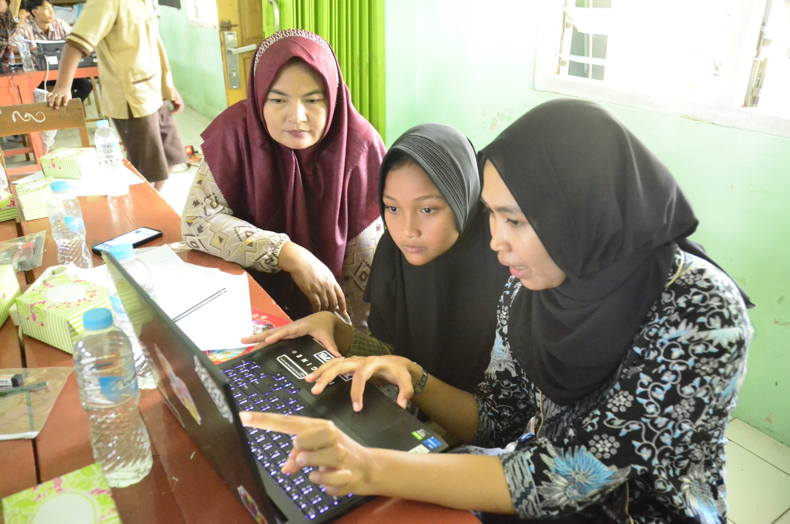 TINGKATKAN KESEJAHTERAAN DI DESA LORAM WETAN, DPM FIK UDINUS AJARKAN ENAM POJOK LITERASI KE ...