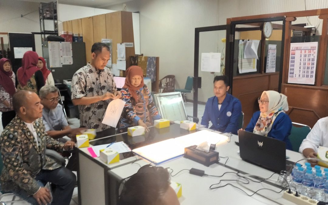 Fakultas Teknik Udinus merancang Portable Tracing Table - Udinus ...