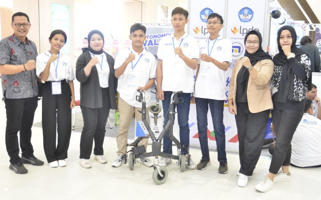 Tim Pembuatn Alat Autonomus Walker Saat Kegiatan Expo dan Demo Day WMK Udinus - Udinus ...