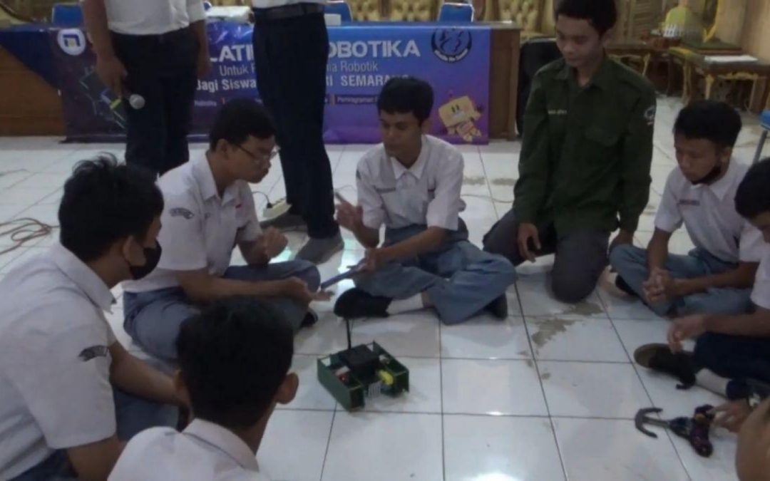 Teknik Elektro Udinus Berikan Pelatihan Robotika di SLB Negeri...
