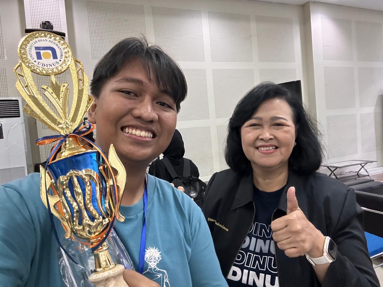 Foto Wakil Rektor III bersama Mahasiswa DKV Udinus peraih medali emas ...