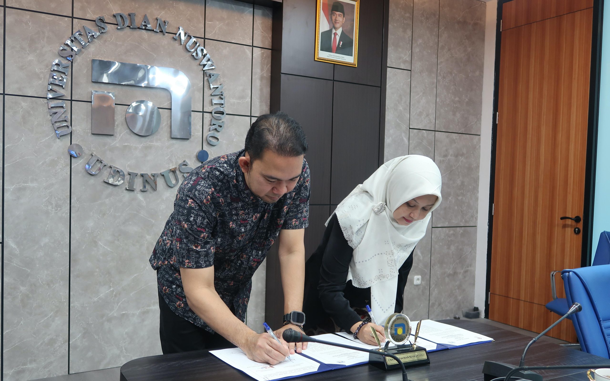 Proses Penandatanganan MOU Udinus dengan Unisvet - Udinus - Universitas ...