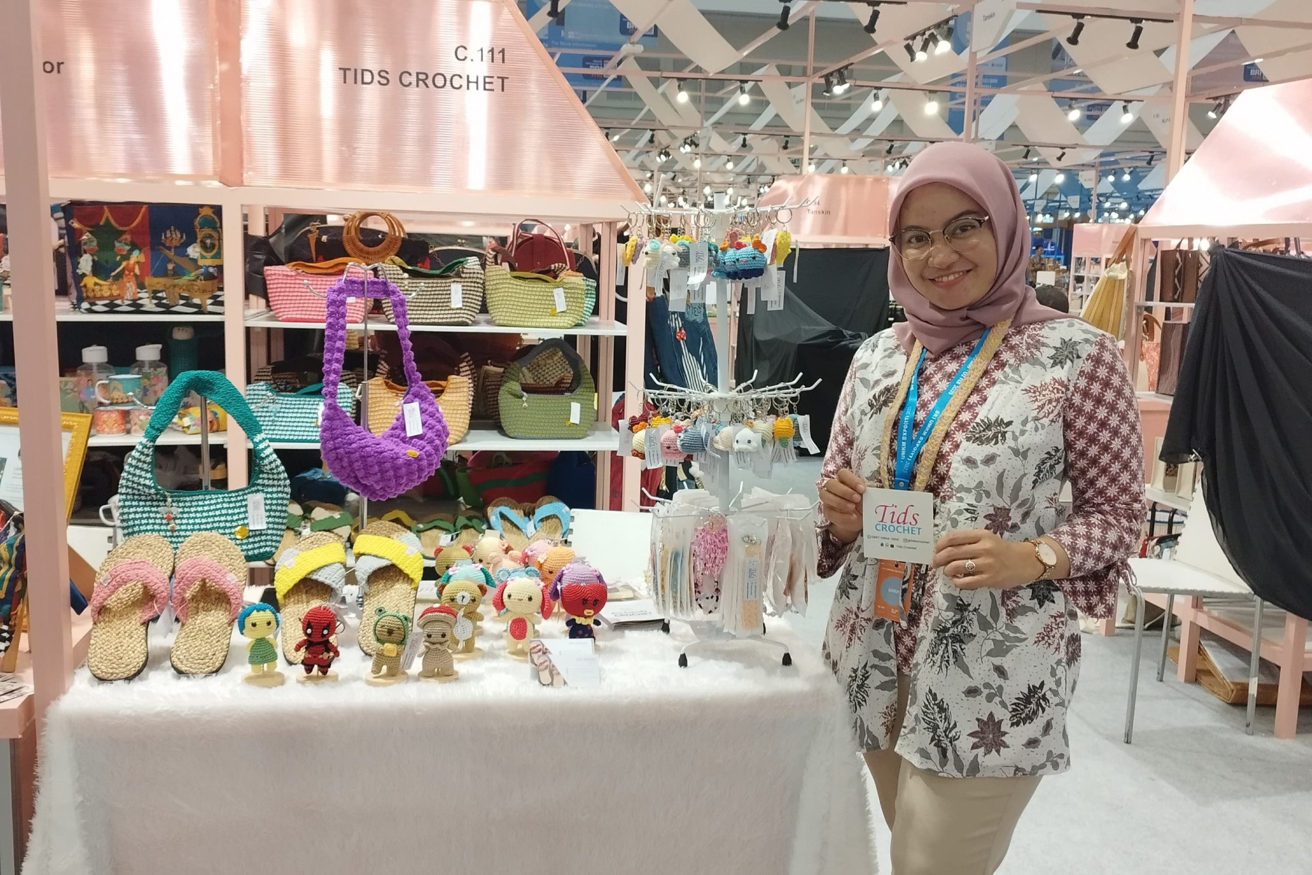 Dita Alumni Udinus bersama Pameran Bisnis Rajutnya - Udinus ...